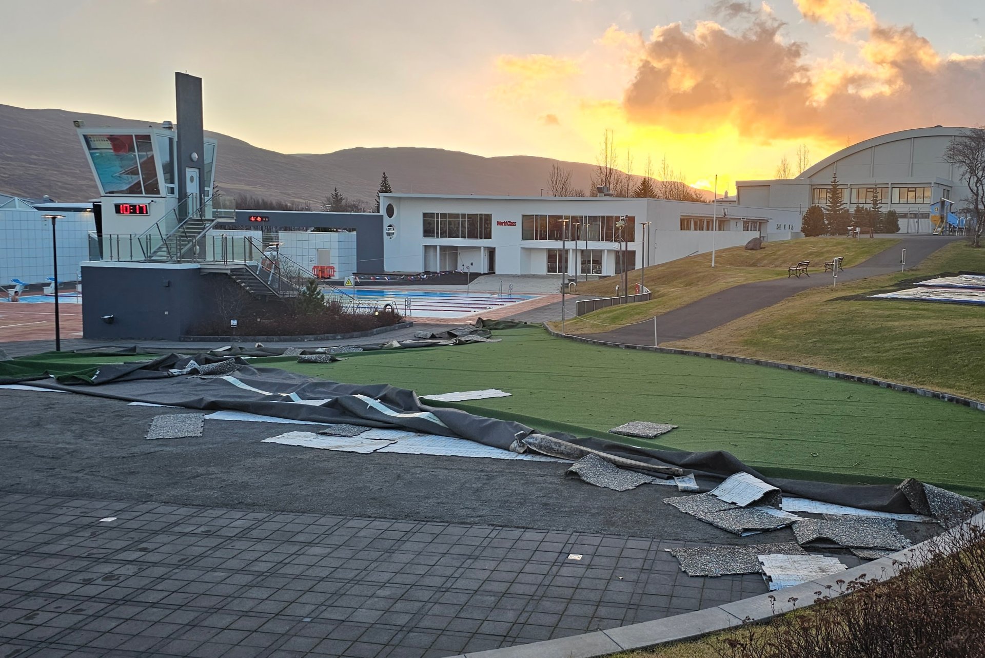 Sundlaug Akureyrar – Gervigrasið fauk í rokinu | akureyri.net
