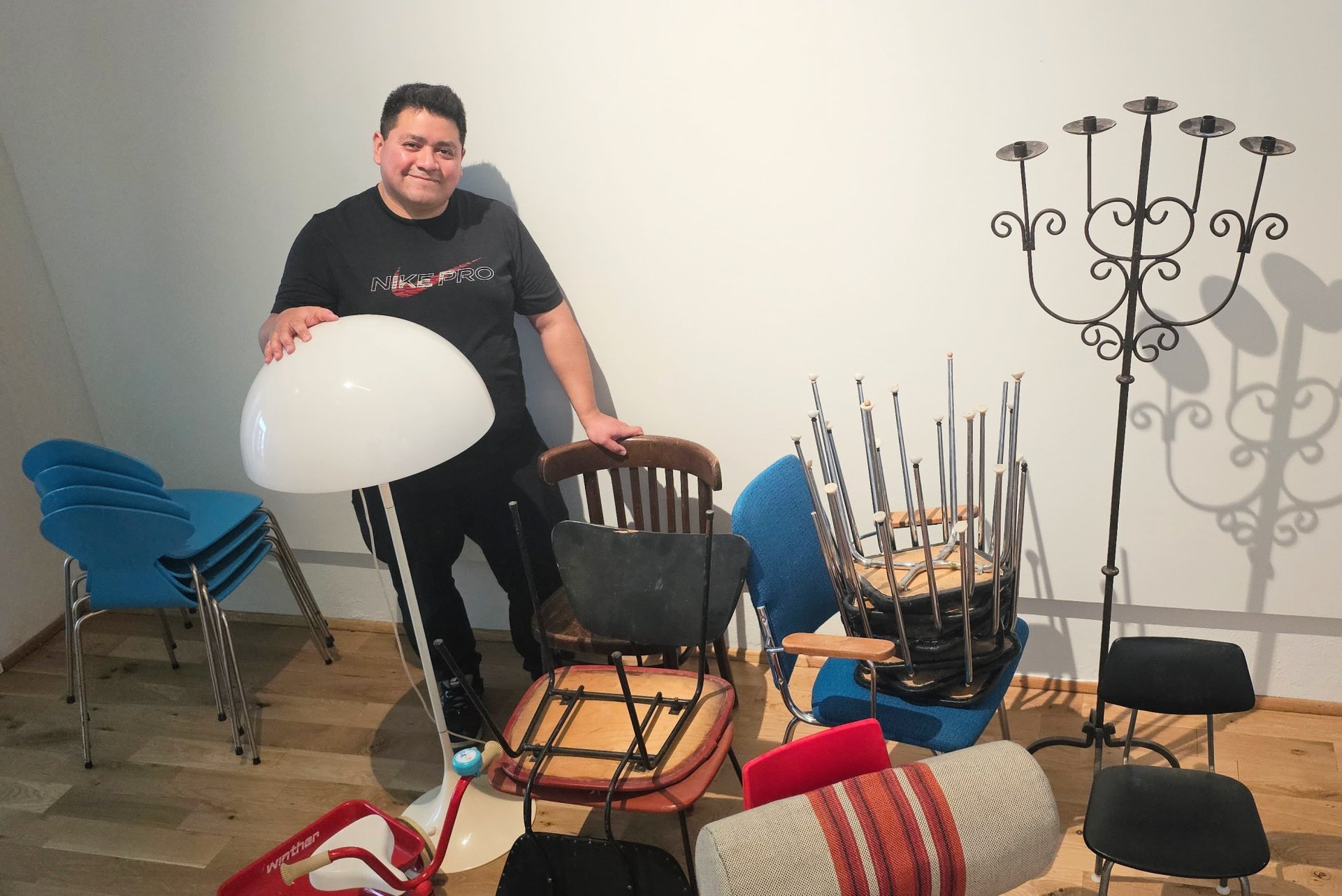 Sjoppufjölskyldan tæmir fullar geymslur | akureyri.net