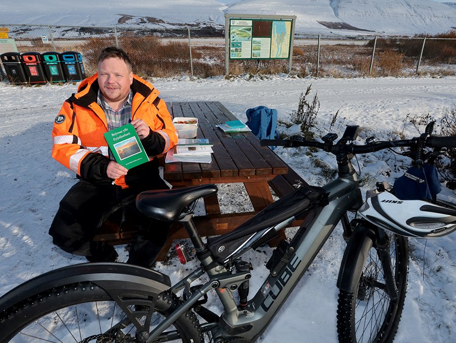 Arnór Bliki áritar bók í grennd við brýrnar | akureyri.net