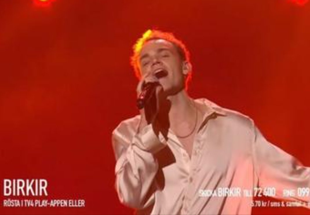 Birkir Blær syngur í gær – MYNDBAND | akureyri.net