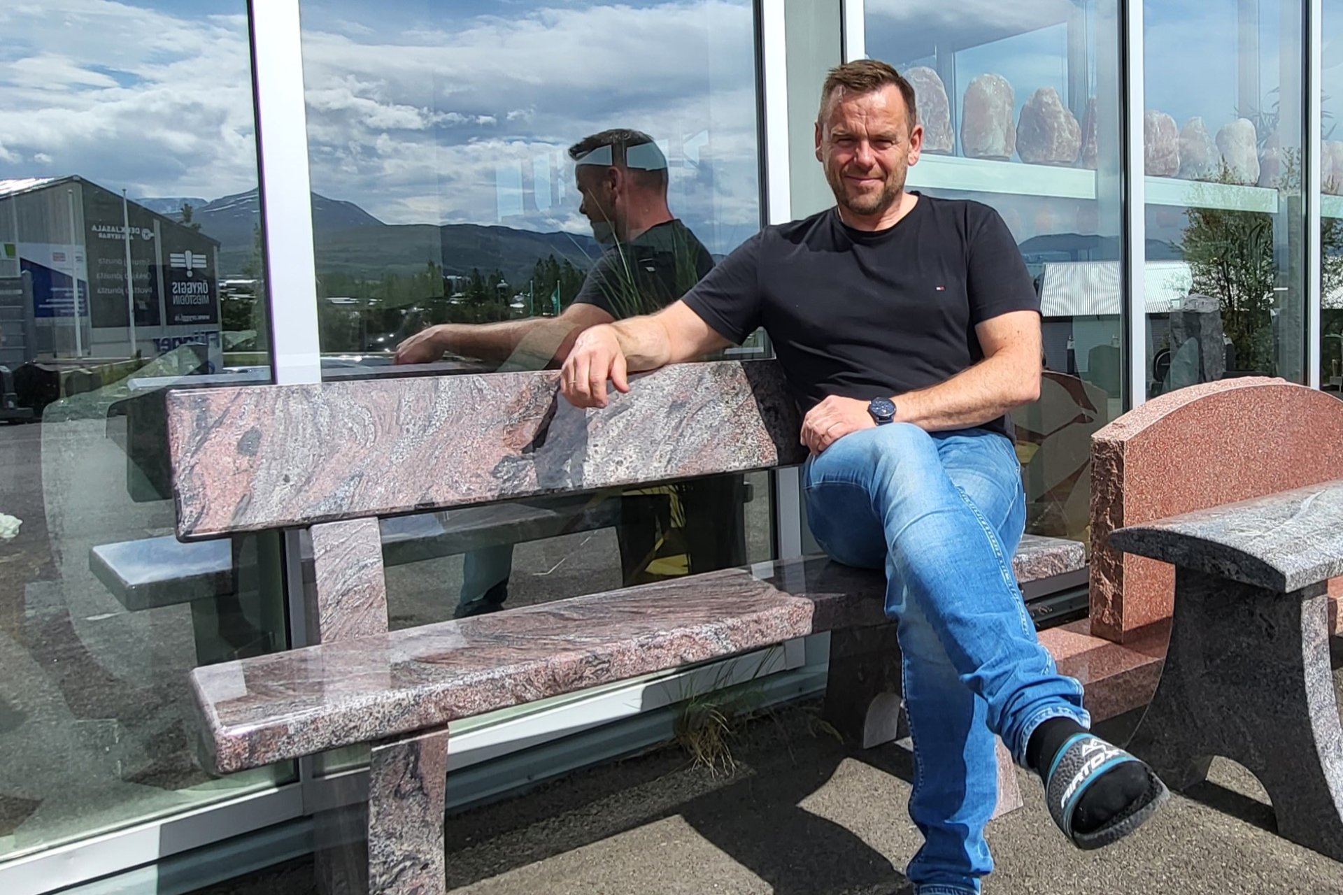 Granítbekkir Birnis gerðir að legsteinum | akureyri.net