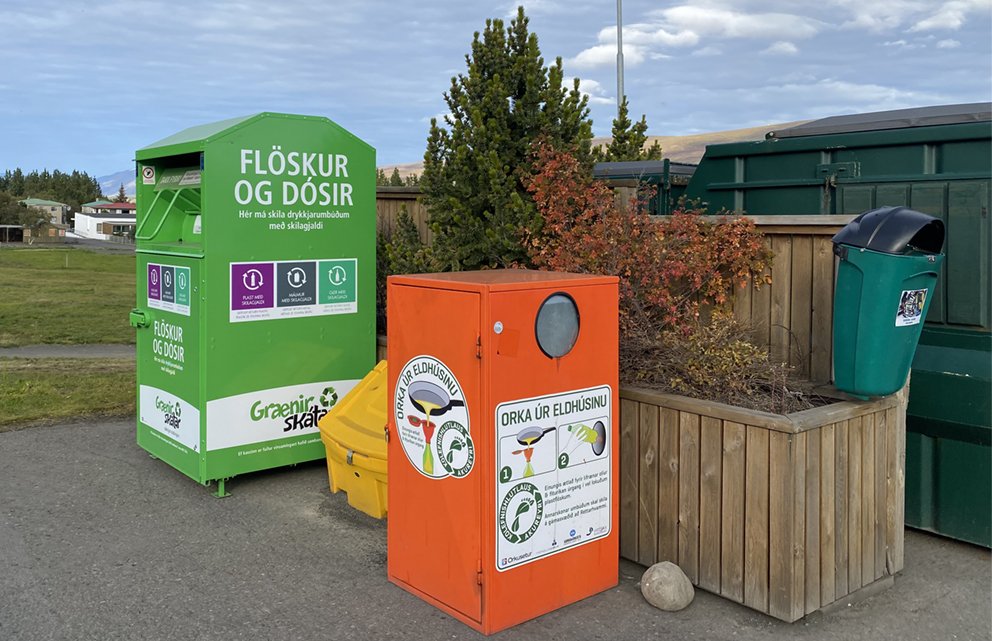 Skátar með safnkassa fyrir flöskur og dósir | akureyri.net