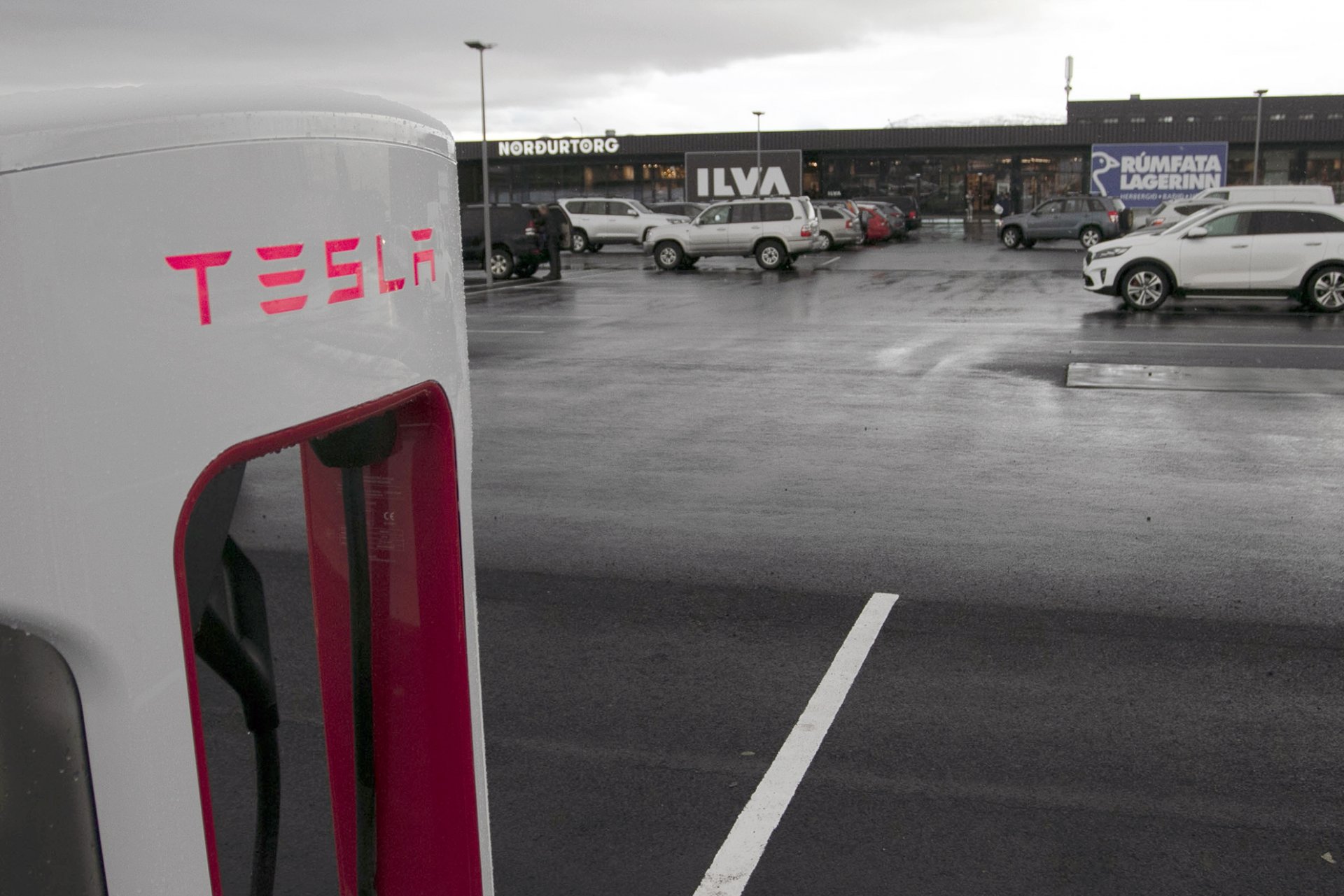 Hraðhleðslustöð fyrir Tesla við Norðurtorg | akureyri.net